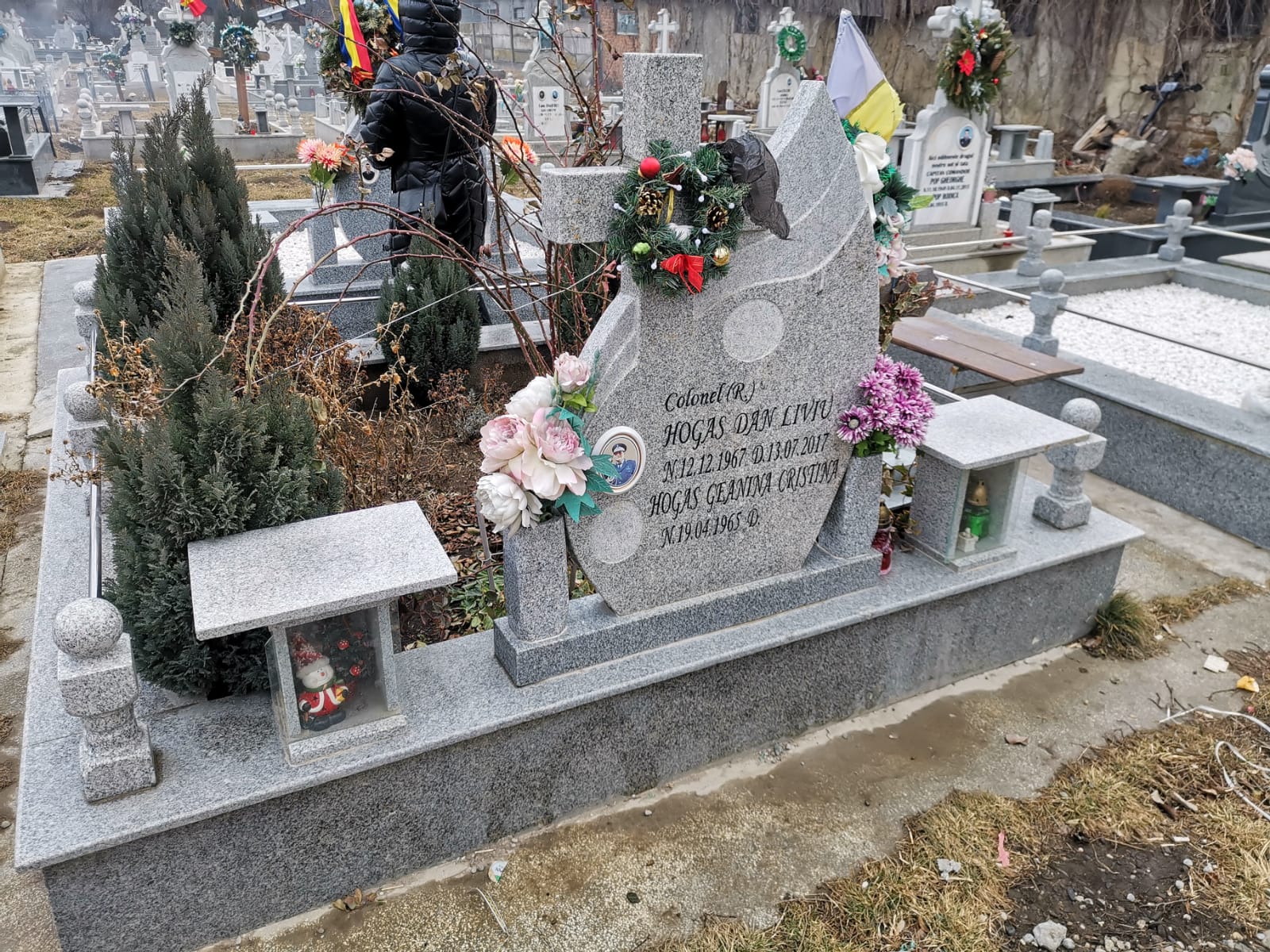 Galerie foto cruci si monumente funerare din granit